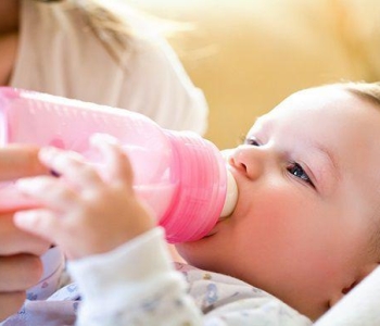 Donner le biberon : mode d'emploi | La Boîte Rose